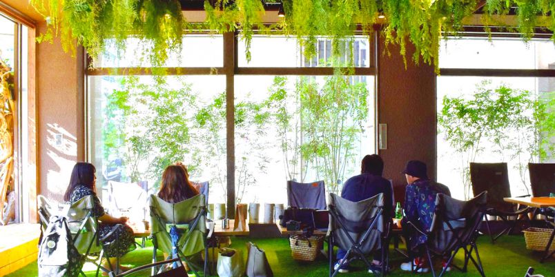 日本橋茅場町「REWILD OUTDOOR TOKYO」でキャンプ体験！都会の真ん中にあるアウトドアカフェで、雨の日もキャンプを楽しもう♪｜るるぶ&more.