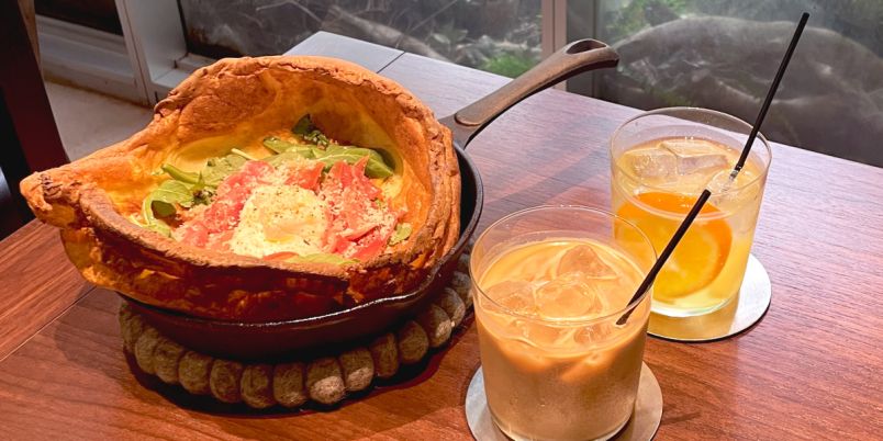 花に囲まれた表参道の隠れ家カフェ「i2 cafe」でダッチベイビーを堪能｜るるぶ&more.