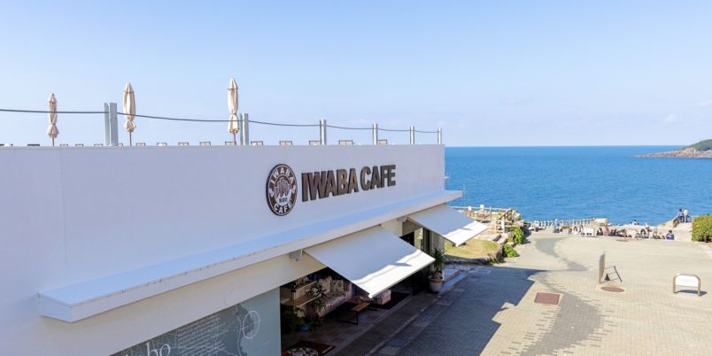【福井・東尋坊】断崖から海を一望する絶景カフェ「IWABA CAFE」｜るるぶ&more.