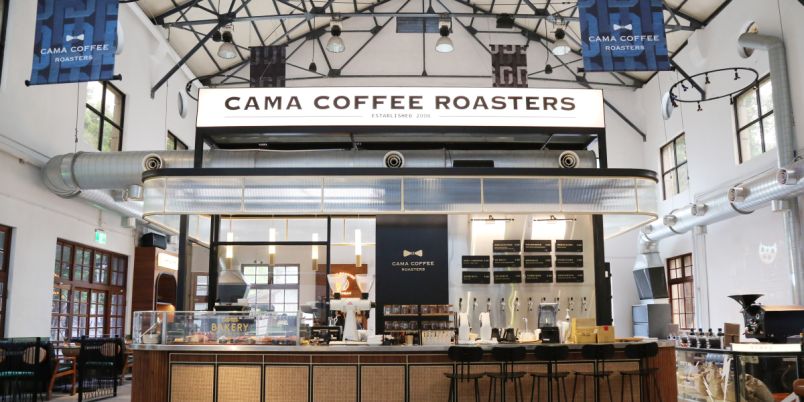 【台湾現地レポ】松山文創園區内の最新リノベカフェ「CAMA COFFEE ROASTERS 豆留文青」で優雅なひとときを｜るるぶ&more.