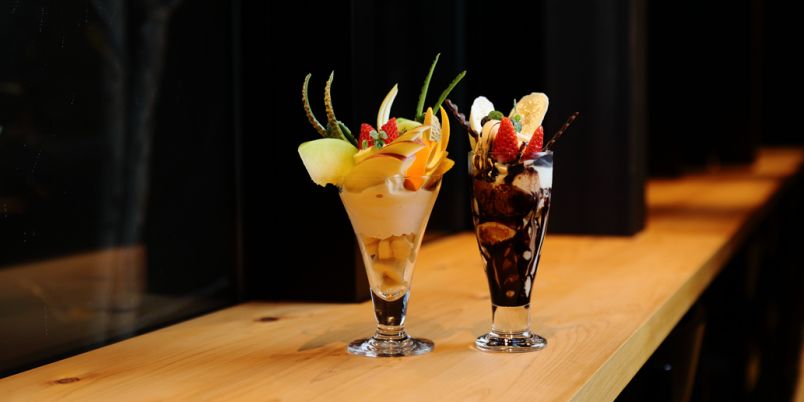 【金沢】「Cafe&Restaurant Node」アートな建築空間で至極のフルーツパフェを｜るるぶ&more.