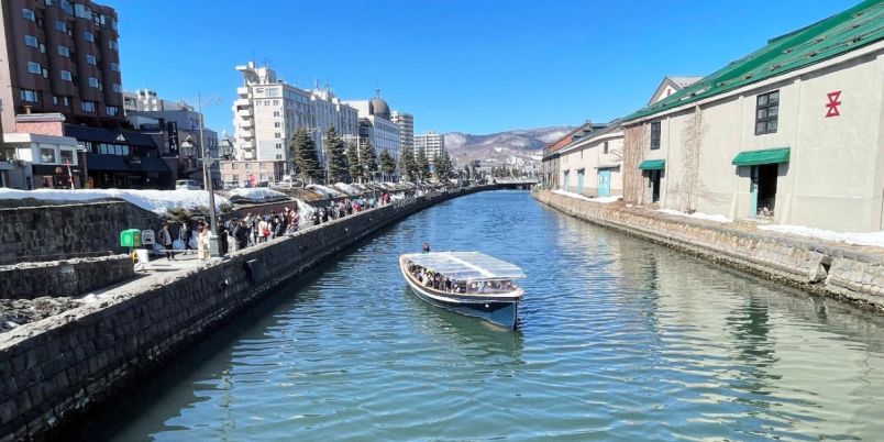 【北海道・小樽】「小樽運河クルーズ」で楽しむ〝船から目線〟の小樽運河って？｜るるぶ&more.